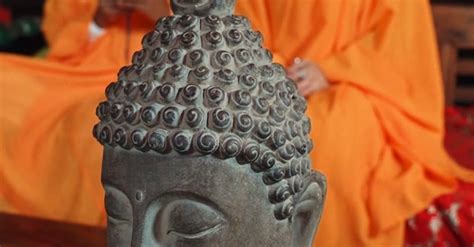 거룩한 계발 고요한 고요함 내면의 평화 다시 없는 기쁨 다인종 대화 동상 마음가짐 말하는 명상 묵상 문화적 부처 부처님 머리 불교 사원