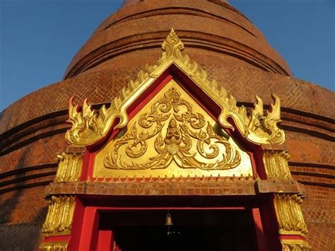 วัดธาตุ พระอารามหลวง บริเวณริมบึงแก่นนคร จังหวัดขอนแก่น Wat That Muang Khon Kaen Isan Insight