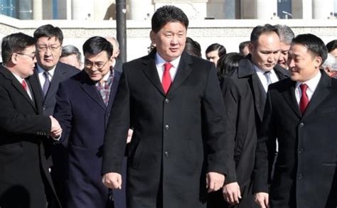 Эх орончдын өдрийг тохиолдуулан Их жанжин Д Сүхбаатарын хөшөөнд цэцэг өргөлөө