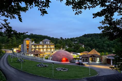 Sunset Kvariati თანამედროვე დიზაინის სასტუმრო 8 სართულისგან შეგდება კომპლექსს ერთის მხრივ