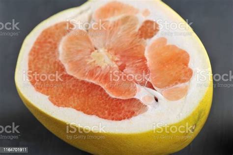 어두운 배경에 하프 핑크 포멜로 과일은 프레임의 전체 공간을 차지합니다 클로즈업 0명에 대한 스톡 사진 및 기타 이미지 0명 감귤류 과일 건강한 생활방식 Istock