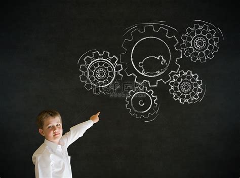 用粉笔转动齿轮和奔跑的仓鼠指着打扮成商人的男孩高清摄影大图 千库网