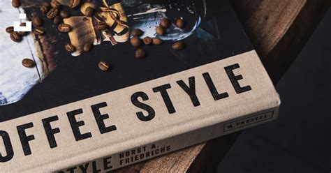 테이블에 커피 원두와 커피 원두 옆에 커피가 있는 투명한 유리 머그잔 사진 Unsplash의 무료 커피 이미지