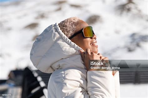 겨울 동안 눈 덮인 산에서 고글을 입은 아프리카계 미국인 여성 20 24세에 대한 스톡 사진 및 기타 이미지 20 24세 겨울 겨울 스포츠 Istock
