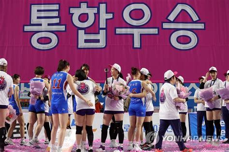 서로 격려하는 선수들 연합뉴스