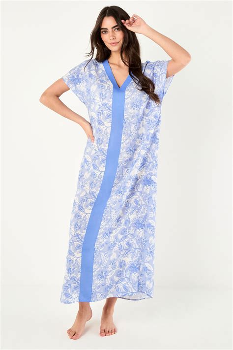 قميص نوم مطبوع مع خط عامودي عريض في الوسط