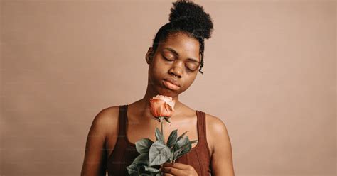 오른손에 장미를 들고 있는 여자 사진 Unsplash의 꽃 이미지