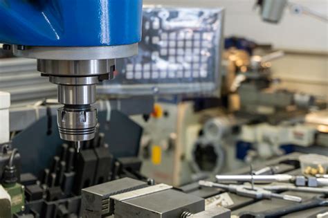 작업장에서 금속 가공용 선반 금속 및 기타 재료를 처리하기위한 현대적인 선반 Cnc 장치에 대한 스톡 사진 및 기타 이미지 Cnc 장치 강철 건설 산업 Istock