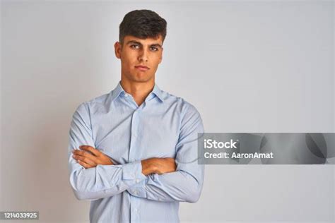고립 된 흰색 배경 회의론자 와 긴장 위에 서 우아한 셔츠를 입고 젊은 인도 사업가 교차 팔로 얼굴에 표정을 거부 부정적인 사람 남자 사업가에 대한 스톡 사진 및 기타