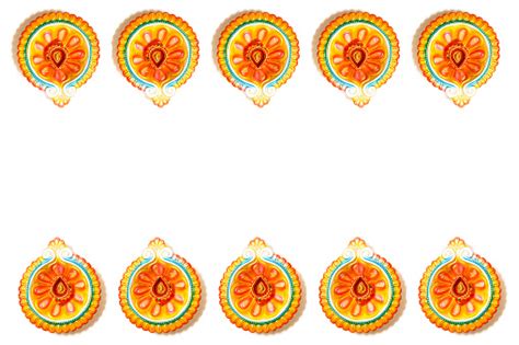 해피 디왈리 디파발리 빛 축제 축제 동안 점토 디야 램프 조명 흰색 배경에 다채로운 전통적인 오일 램프 Diya 텍스트의 공간을 복사합니다 타밀 문화에 대한 스톡 사진 및