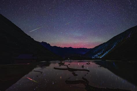英仙座流星雨“绽放”夜空