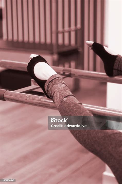 필 라 테 스 그리고 발레 피트 니스 스트레칭 및 요가 스튜디오 체육관 장비 및 스트레칭 댄서 바 강사에 대한 스톡 사진 및 기타 이미지 Istock