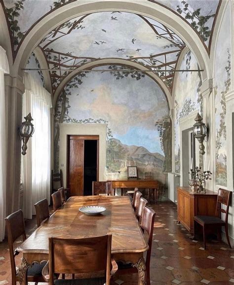 Известная многим как самая красивая вилла в Италии вилла Цетинале — это вилла в стиле барокко