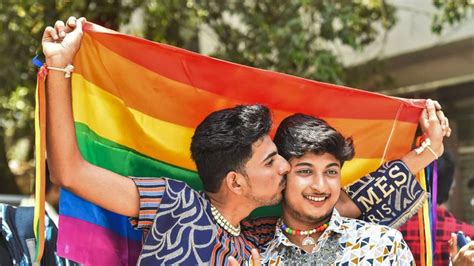 সমকামী বিবাহকে আইনি স্বীকৃতি দেওয়ার আবেদন জানিয়ে শীর্ষ আদালতে রুজু