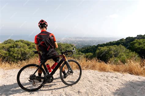 Мужчина едет на велосипеде на велосипеде и в шлеме Бесплатно Фото