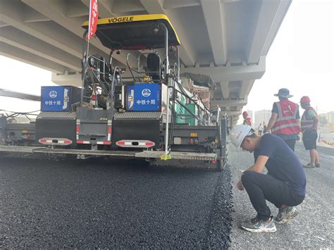 烟台市快速路德润路项目开启辅道沥青摊铺凤凰网山东凤凰网