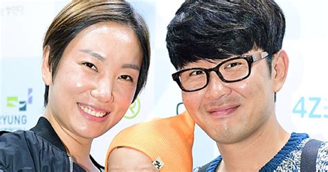 포토엔 정경미 윤형빈 부부 붕어빵 아들위해 하트 팡팡
