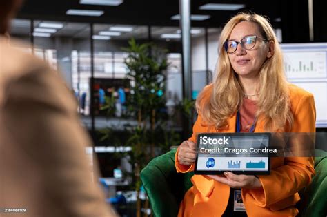 다양한 비즈니스 환경에서 성공하기 위한 전략을 수립하는 여성 임원 개발에 대한 스톡 사진 및 기타 이미지 개발 결심 계획 Istock