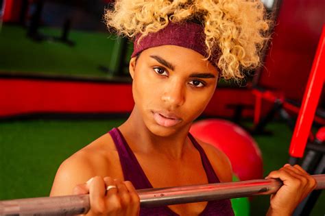 젊은 아프리카 계 미국인 여성 활동 실내 체육관에서 운동하는 20 24세에 대한 스톡 사진 및 기타 이미지 20 24세 개성 개념 건강한 생활방식 Istock