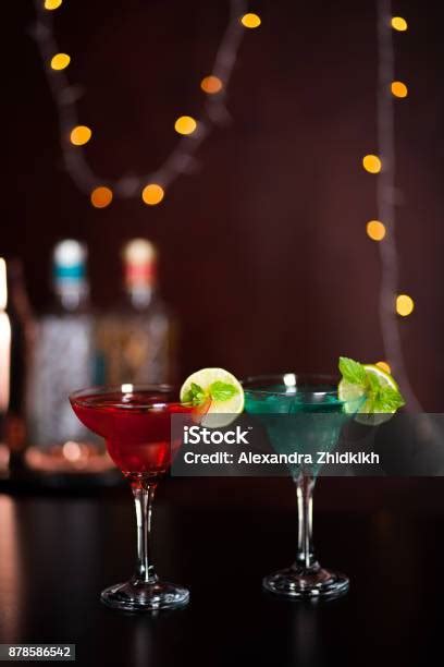 핑크와 블루 마티니 칵테일 바에 배경 술집에서의 알콜 칵테일 0명에 대한 스톡 사진 및 기타 이미지 0명 가득 찬 감귤류