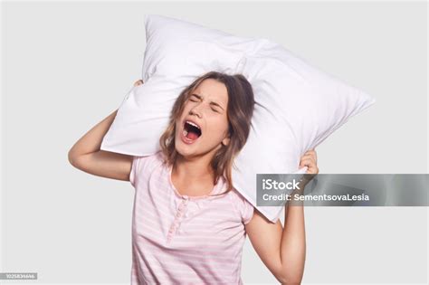 위기의 충격된 여성 닫히고 눈에서 비명 악몽 머리 뒤에 보유 베개 입고 잠 옷 보고 무서운 꿈을 밤에 흰색 배경 위에 절연 있습니다 여자는 큰 소리로 악 잠자기에 대한 스톡