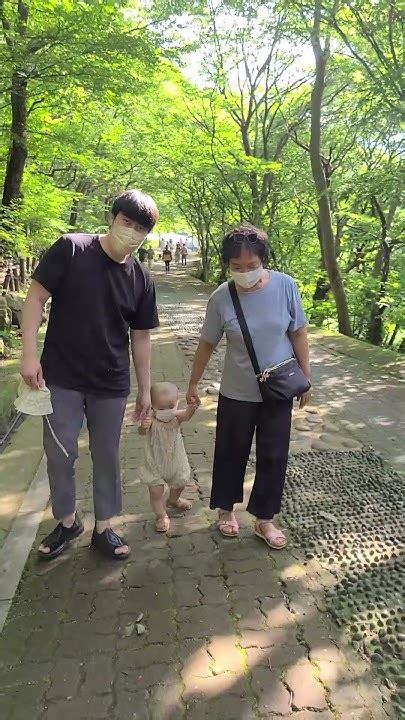 16개월차 할머니 아빠 손잡고 등산하는 빡빡이 Youtube