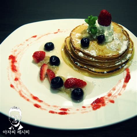 팬케이크와 딸기 소스 레시피 핫케이크 가루 없이 밀가루로 만들기