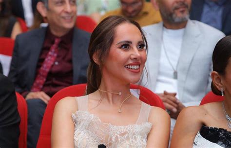 بالفيديو ياسمين رئيس تتجاهل منتقدي تغريدتها عن فنان مجهول بهذه