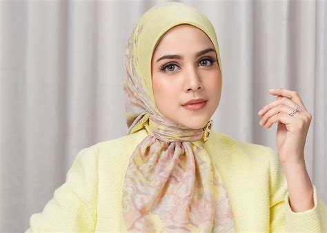 8 Rekomendasi Warna Jilbab Yang Cocok Untuk Baju Warna Kuning