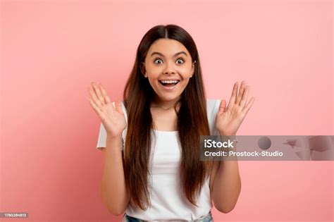 스튜디오에서 포즈를 취하는 동안 와우를 말하는 놀란 십대 소녀 14 15 살에 대한 스톡 사진 및 기타 이미지 14 15 살