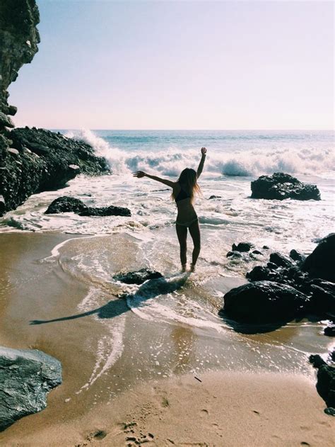 Фото Девушка с поднятыми руками стоит в воде