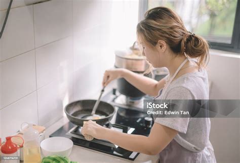 아침 식사를 준비하는 부엌에서 계란을 튀기는 아시아의 중국 아름다운 여성 20 29세에 대한 스톡 사진 및 기타 이미지 20 29세 가사 집안일 가정 생활 Istock