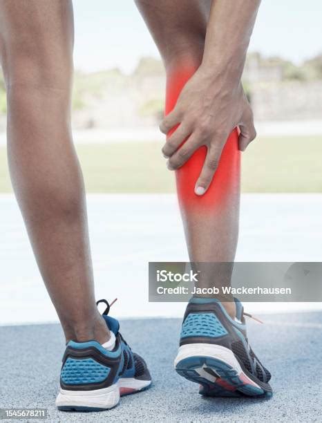 달리기 종아리 통증 및 다리 부상 사고는 피트니스 중 운동화 밖에서 운동화를 신고 운동합니다 운동가 근육 긴장 및 종아리 동안 마라톤 심장 훈련 운동장에서 운동 아픔에 대한