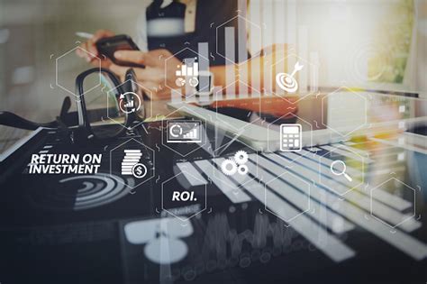 스마트폰 및 소셜 네트워크 다이어그램 및 배경에서 일 하는 남자와 함께 디지털 태블릿 및 그래프 비즈니스 사무실 테이블에 비즈니스 문서 경제에 대한 스톡 사진 및 기타