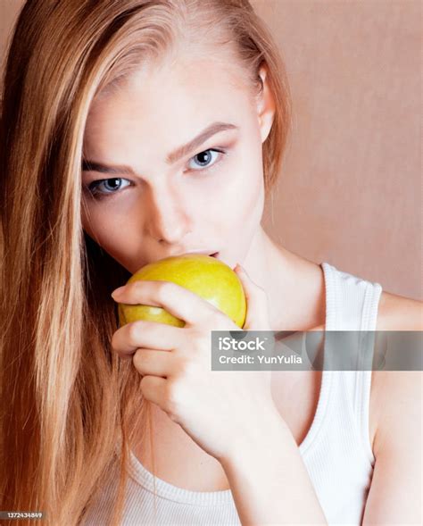 젊은 예쁜 금발 여자 들고 녹색 사과 미소 슬림 라이프 스타일 사람들 개념 가냘픈에 대한 스톡 사진 및 기타 이미지 가냘픈 갈색 건강관리와 의술 Istock