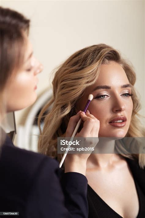 전문 메이크업을 입고 사랑스러운 금발 모델의 초상화 그림자를 적용합니다 직장에서 메이크업 아티스트 메이크업 아티스트에 대한 스톡
