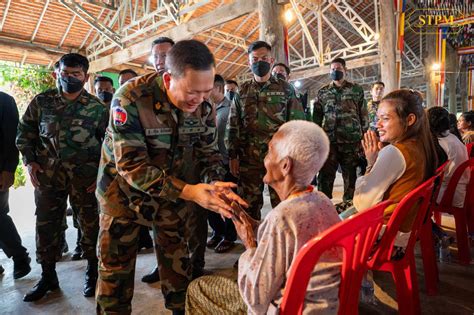 សម្តេច បវរ ធិ បតី ចុះ ជួប សួរសុខទុក្ខ ពលរដ្ឋ ដែល ជម្លៀស ដោយ ស្ម័គ្រចិត្ត ទៅ កាន់ កន្លែង