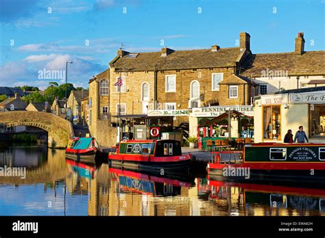 The Leeds And Liverpool Canal In Skipton North Yorkshire England Uk