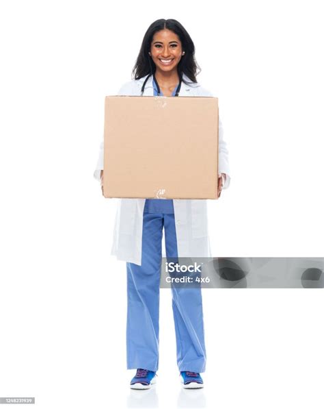 라틴 아메리카와 히스패닉 민족 젊은 여성 의사 흰색 배경 앞에 서 실험실 코트를 입고 판지 들고 의사에 대한 스톡 사진 및 기타
