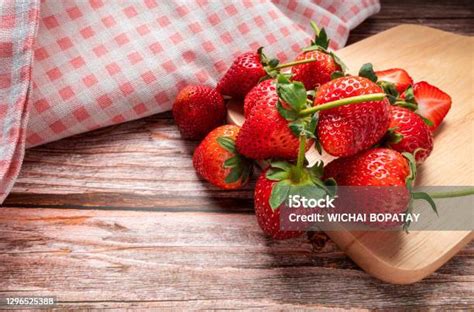 핑크 격자 무늬 직물나무 도마에 신선한 딸기 비건 음식 배경 복사 공간을 복사합니다 건강한 식품 개념 건강한 생활방식에 대한 스톡 사진 및 기타 이미지 Istock