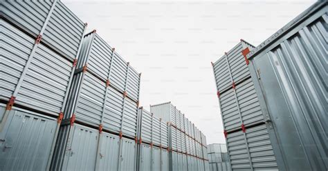 유통 창고의 열린 하늘 아래 선적 컨테이너를 쌓을 수 있는 넓은 컨테이너 보관 공간 사진 Unsplash의 러시아 이미지