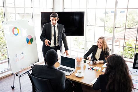 작년 의 검토와 사무실에서 새로운 사업 계획에 대한 비즈니스 그룹 회의 및 기업 토론 세미나에서 백인 아프리카 인 등 다양한 국적의 사업가 경영자에 대한 스톡 사진 및 기타