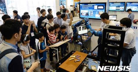 인공지능기반 로봇 물체 피킹 협동 작업용 안전 경량 머니퓰레이터