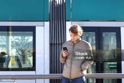 문자 메시지를 입력 하는 십 대 소년 스마트 폰을 사용합니다 트램 역 20 24세에 대한 스톡 사진 및 기타 이미지 20 24세 거리 금발 머리 Istock