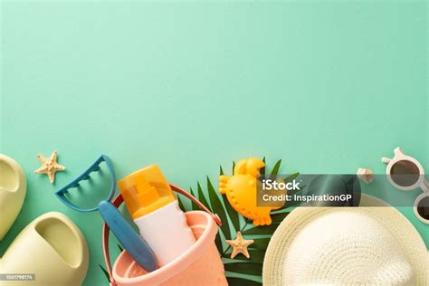 아이들과 함께 완벽한 해변 휴식에 뛰어들기 아이들의 모래 장난감 슬리퍼 모자 선글라스 자외선 차단제 불가사리를 청록색 배경에 캡처하고 광고 또는 텍스트를 위한 카피