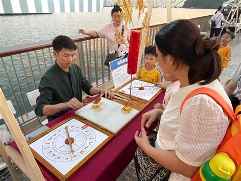 熊貓經濟長沙灣海濱花園展出12隻熊貓雕塑 融入川港非遺文化 星島日報