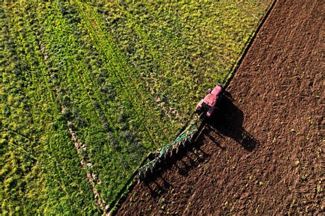 쟁기 위에 쟁기 트랙터 쟁기질과 토양 틸리지 파종 씨앗에 대한 재배 필드에 농업 트랙터 0명에 대한 스톡 사진 및 기타 이미지