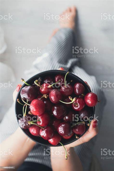 줄무늬 바지와 빨간색 신선하고 잘 익은 체리 한 그릇을 가진 여성 건강한 생활방식에 대한 스톡 사진 및 기타 이미지 건강한 생활방식 건강한 식생활 과일 Istock