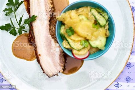 비어 가든 옥토버페스트에서 감자 샐러드를 곁들인 돼지 구이 배 감자 샐러드에 대한 스톡 사진 및 기타 이미지 감자 샐러드 구이 구이 디너 Istock