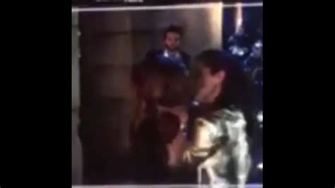 Anna Kendrick And Brittany Snow Kiss Pitch Perfect Co Stars Anna